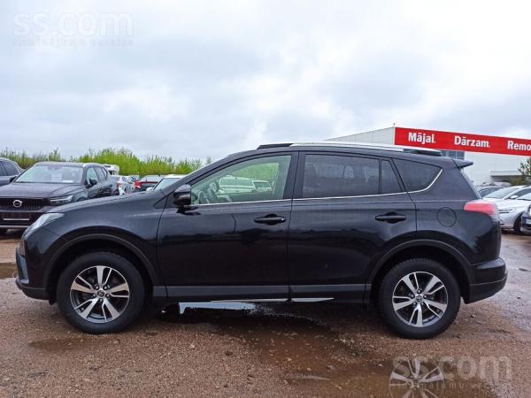 Black Toyota RAV4 2016 in Daugavpils, with an engine capacity of 2.00 L and mileage of 0 thousand km for 14700 €, photo 4 on AUTOMOTO.COM.LV