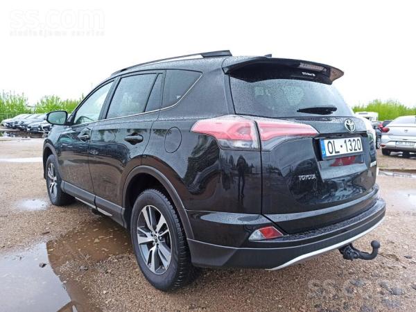 Black Toyota RAV4 2016 in Daugavpils, with an engine capacity of 2.00 L and mileage of 0 thousand km for 14700 €, photo 5 on AUTOMOTO.COM.LV