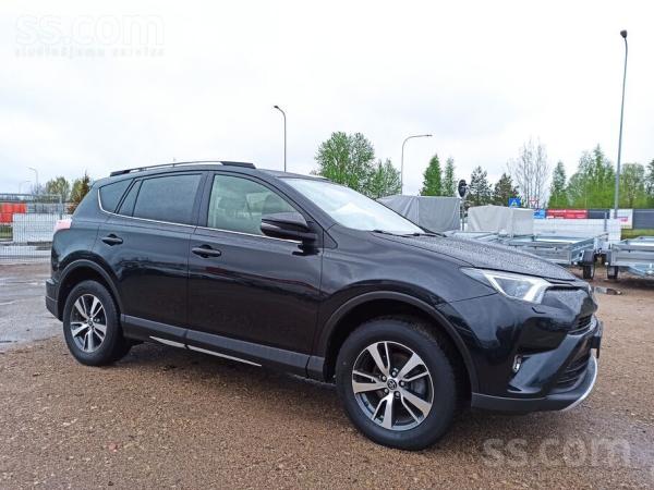 Black Toyota RAV4 2016 in Daugavpils, with an engine capacity of 2.00 L and mileage of 0 thousand km for 14700 €, photo 8 on AUTOMOTO.COM.LV