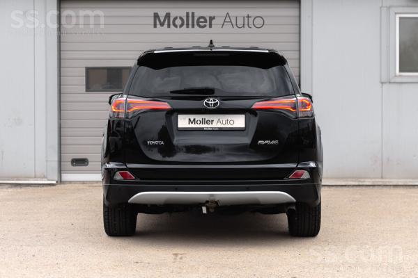 Black Toyota RAV4 2016 in Jelgava, with an engine capacity of 2.00 L and mileage of 234 thousand km for 12500 €, photo 4 on AUTOMOTO.COM.LV