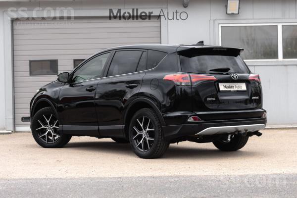 Black Toyota RAV4 2016 in Jelgava, with an engine capacity of 2.00 L and mileage of 234 thousand km for 12500 €, photo 6 on AUTOMOTO.COM.LV