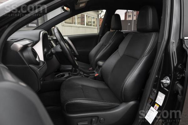 Black Toyota RAV4 2016 in Jelgava, with an engine capacity of 2.00 L and mileage of 234 thousand km for 12500 €, photo 7 on AUTOMOTO.COM.LV