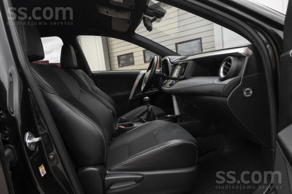 Black Toyota RAV4 2016 in Jelgava, with an engine capacity of 2.00 L and mileage of 234 thousand km for 12500 €, photo 9 on AUTOMOTO.COM.LV