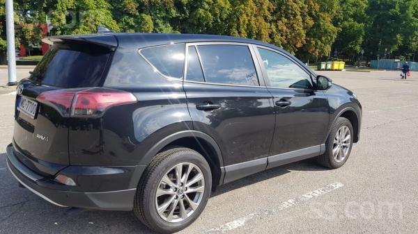 Black Toyota RAV4 2016 in Riga, with an engine capacity of 2.00 L and mileage of 208 thousand km for 13750 €, photo 2 on AUTOMOTO.COM.LV