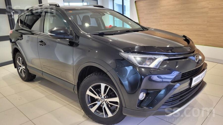Black Toyota RAV4 2016 in Riga, with an engine capacity of 2.00 L and mileage of 107 thousand km for 15990 €, photo 1 on AUTOMOTO.COM.LV