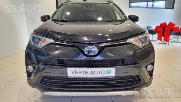 Black Toyota RAV4 2016 in Riga, with an engine capacity of 2.00 L and mileage of 107 thousand km for 15990 €, photo 2 on AUTOMOTO.COM.LV