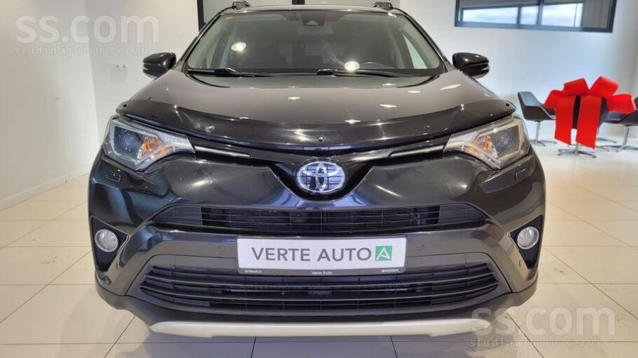 Black Toyota RAV4 2016 in Riga, with an engine capacity of 2.00 L and mileage of 107 thousand km for 15990 €, photo 3 on AUTOMOTO.COM.LV