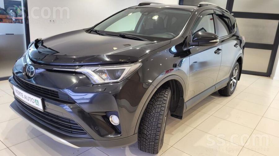Black Toyota RAV4 2016 in Riga, with an engine capacity of 2.00 L and mileage of 107 thousand km for 15990 €, photo 4 on AUTOMOTO.COM.LV