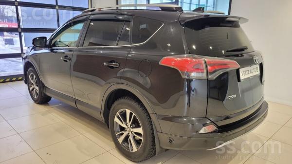Black Toyota RAV4 2016 in Riga, with an engine capacity of 2.00 L and mileage of 107 thousand km for 15990 €, photo 4 on AUTOMOTO.COM.LV