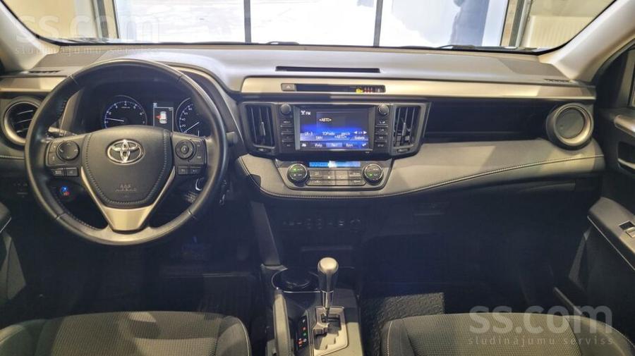 Black Toyota RAV4 2016 in Riga, with an engine capacity of 2.00 L and mileage of 107 thousand km for 15990 €, photo 7 on AUTOMOTO.COM.LV