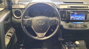 Black Toyota RAV4 2016 in Riga, with an engine capacity of 2.00 L and mileage of 107 thousand km for 15990 €, photo 8 on AUTOMOTO.COM.LV