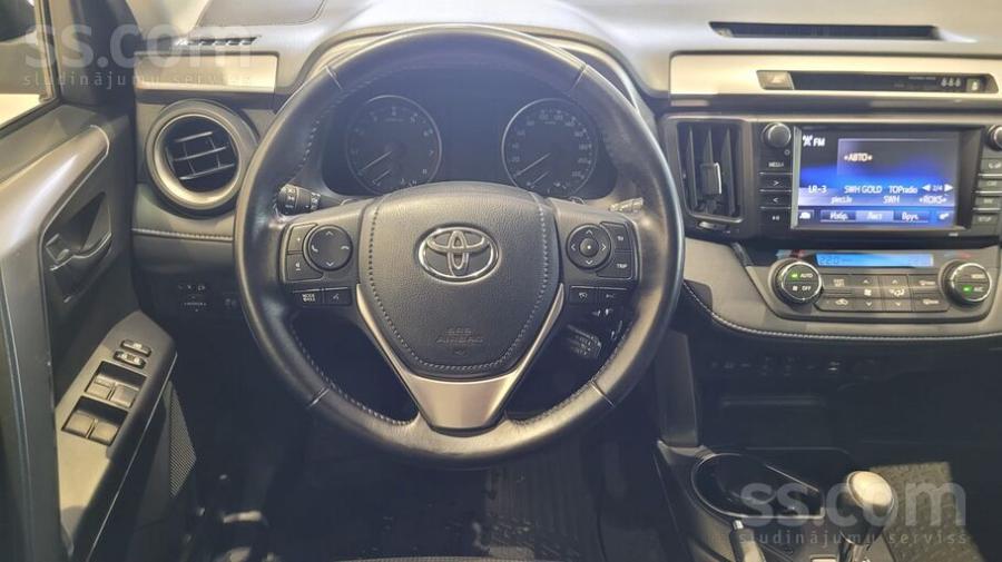 Black Toyota RAV4 2016 in Riga, with an engine capacity of 2.00 L and mileage of 107 thousand km for 15990 €, photo 8 on AUTOMOTO.COM.LV