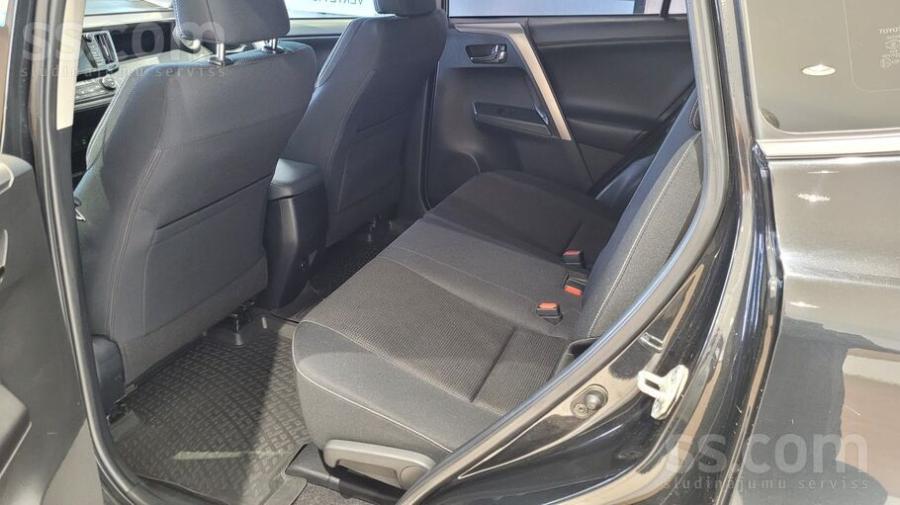 Black Toyota RAV4 2016 in Riga, with an engine capacity of 2.00 L and mileage of 107 thousand km for 15990 €, photo 16 on AUTOMOTO.COM.LV