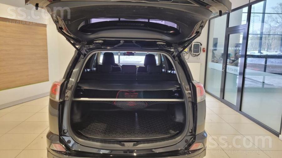 Black Toyota RAV4 2016 in Riga, with an engine capacity of 2.00 L and mileage of 107 thousand km for 15990 €, photo 17 on AUTOMOTO.COM.LV