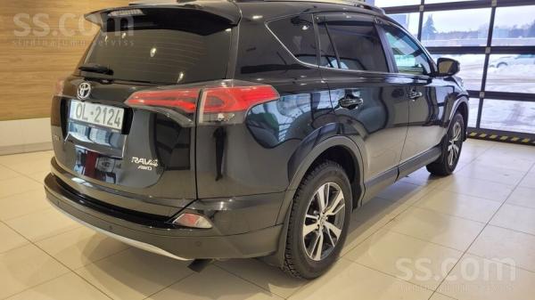 Black Toyota RAV4 2016 in Riga, with an engine capacity of 2.00 L and mileage of 107 thousand km for 15790 €, photo 5 on AUTOMOTO.COM.LV