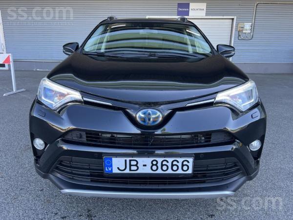 Black Toyota RAV4 2016 in Riga, with an engine capacity of 2.50 L and mileage of 308 thousand km for 12980 €, photo 5 on AUTOMOTO.COM.LV