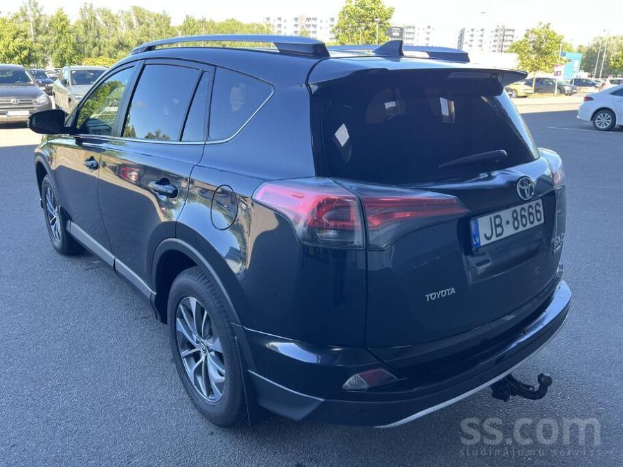 Black Toyota RAV4 2016 in Riga, with an engine capacity of 2.50 L and mileage of 308 thousand km for 12880 €, photo 5 on AUTOMOTO.COM.LV