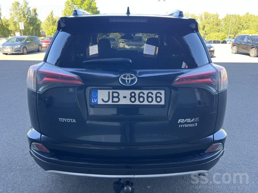 Black Toyota RAV4 2016 in Riga, with an engine capacity of 2.50 L and mileage of 308 thousand km for 12880 €, photo 8 on AUTOMOTO.COM.LV