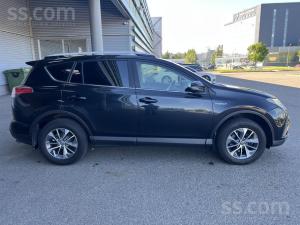 Black Toyota RAV4 2016 in Riga, with an engine capacity of 2.50 L and mileage of 308 thousand km for 12880 €, photo 9 on AUTOMOTO.COM.LV