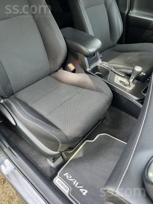 Black Toyota RAV4 2016 in Riga, with an engine capacity of 2.50 L and mileage of 308 thousand km for 12880 €, photo 13 on AUTOMOTO.COM.LV