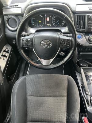 Black Toyota RAV4 2016 in Riga, with an engine capacity of 2.50 L and mileage of 308 thousand km for 12880 €, photo 15 on AUTOMOTO.COM.LV