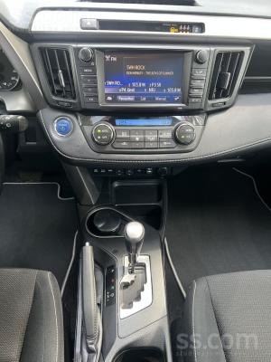 Black Toyota RAV4 2016 in Riga, with an engine capacity of 2.50 L and mileage of 308 thousand km for 12880 €, photo 18 on AUTOMOTO.COM.LV