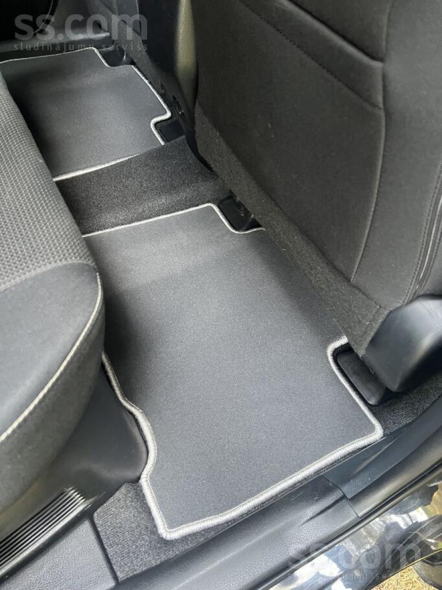 Black Toyota RAV4 2016 in Riga, with an engine capacity of 2.50 L and mileage of 308 thousand km for 12880 €, photo 19 on AUTOMOTO.COM.LV