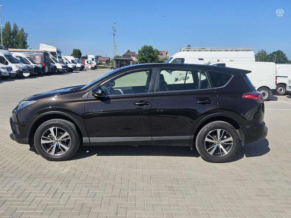 Black Toyota RAV4 2016 in Taurage, with an engine capacity of 2.00 L and mileage of 201 thousand km for 11200 €, photo 2 on AUTOMOTO.COM.LV