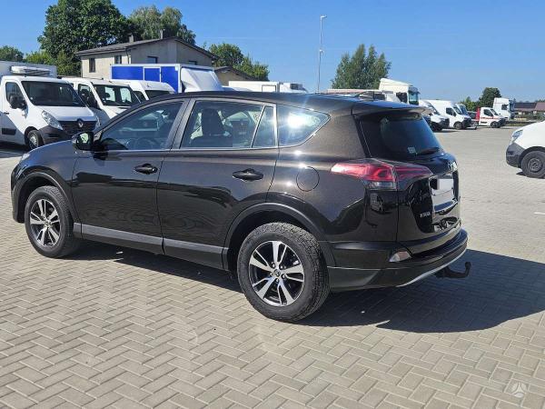 Black Toyota RAV4 2016 in Taurage, with an engine capacity of 2.00 L and mileage of 201 thousand km for 11200 €, photo 3 on AUTOMOTO.COM.LV