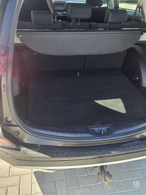 Black Toyota RAV4 2016 in Taurage, with an engine capacity of 2.00 L and mileage of 201 thousand km for 11200 €, photo 7 on AUTOMOTO.COM.LV