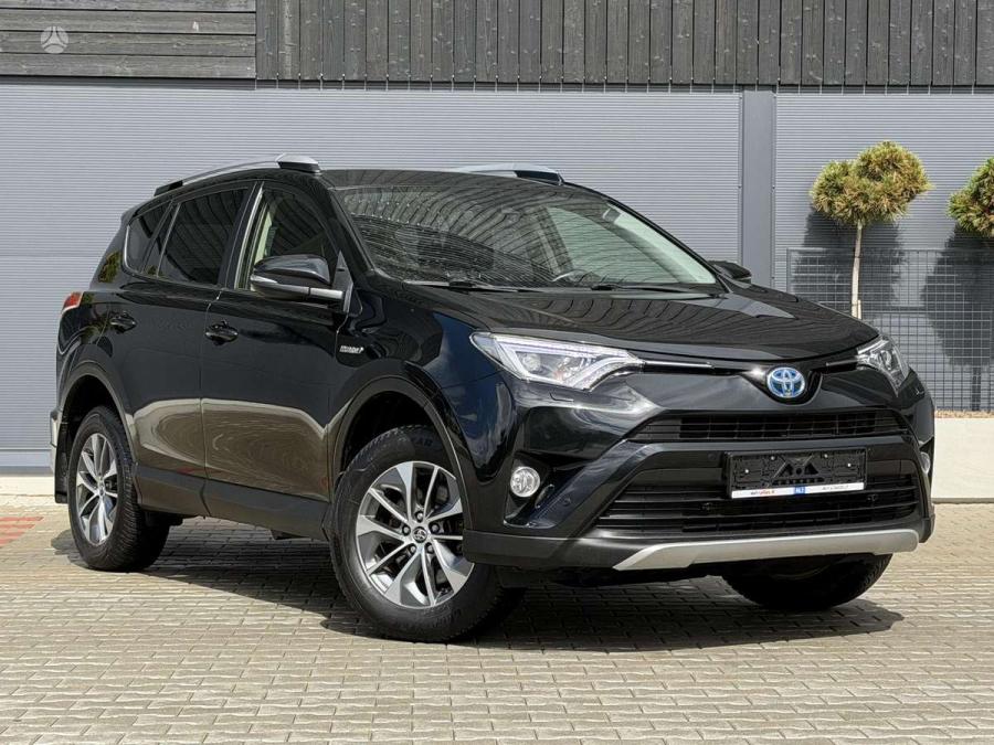 Black Toyota RAV4 2016 in Siauliai, with an engine capacity of 2.49 L and mileage of 126 thousand km for 18190 €, photo 1 on AUTOMOTO.COM.LV
