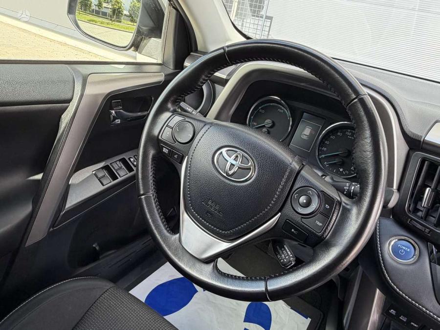 Black Toyota RAV4 2016 in Siauliai, with an engine capacity of 2.49 L and mileage of 126 thousand km for 18190 €, photo 25 on AUTOMOTO.COM.LV