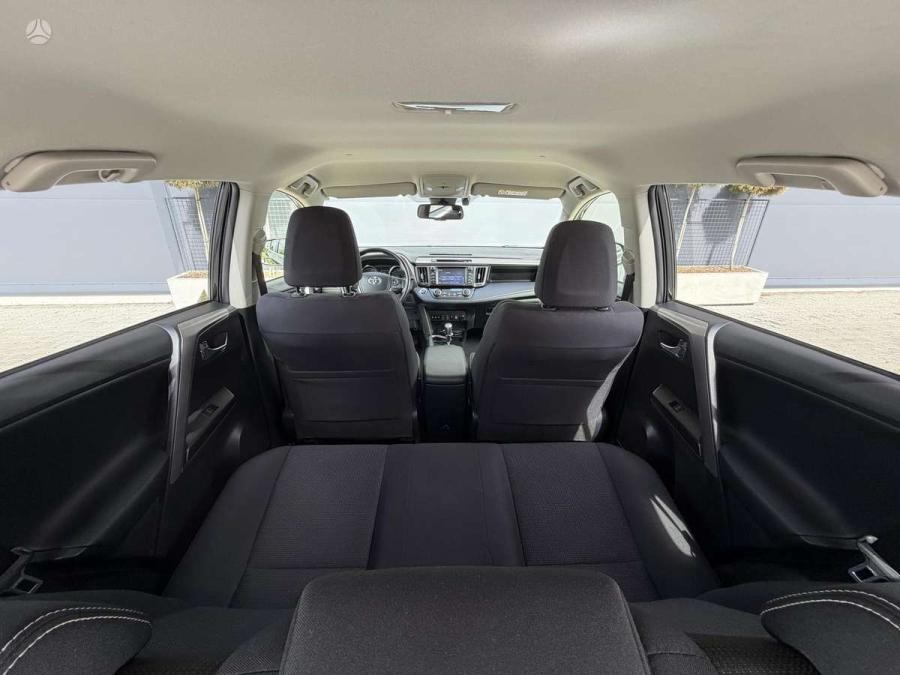 Black Toyota RAV4 2016 in Siauliai, with an engine capacity of 2.49 L and mileage of 126 thousand km for 18190 €, photo 32 on AUTOMOTO.COM.LV