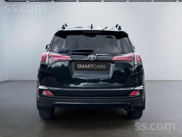 Black Toyota RAV4 2016 in Riga, with an engine capacity of 2.00 L and mileage of 182 thousand km for 15520 €, photo 4 on AUTOMOTO.COM.LV