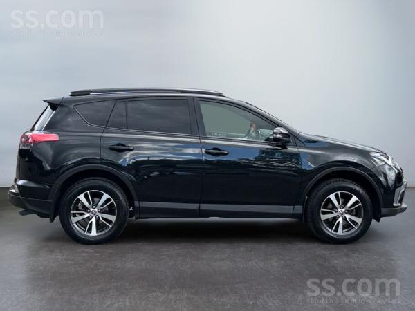 Black Toyota RAV4 2016 in Riga, with an engine capacity of 2.00 L and mileage of 182 thousand km for 15520 €, photo 6 on AUTOMOTO.COM.LV
