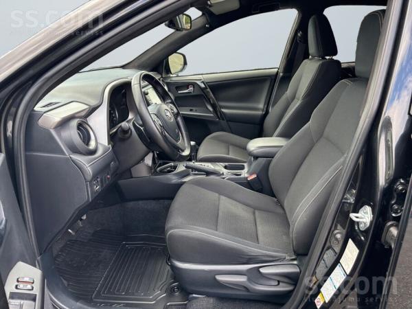 Black Toyota RAV4 2016 in Riga, with an engine capacity of 2.00 L and mileage of 182 thousand km for 15520 €, photo 9 on AUTOMOTO.COM.LV