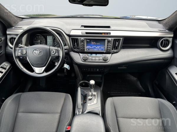 Black Toyota RAV4 2016 in Riga, with an engine capacity of 2.00 L and mileage of 182 thousand km for 15520 €, photo 10 on AUTOMOTO.COM.LV