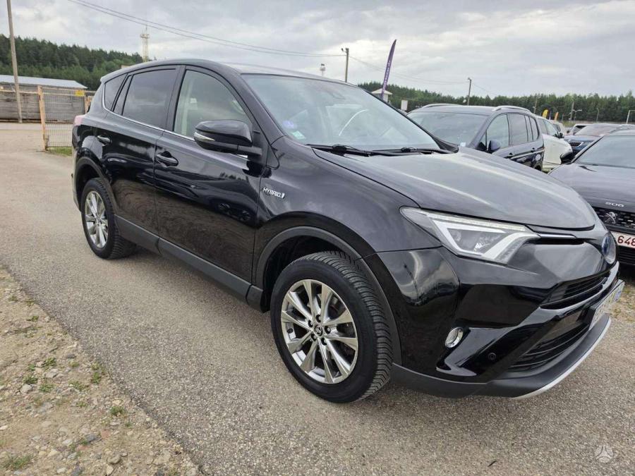 Black Toyota RAV4 2016 in Vilnius, with an engine capacity of 2.49 L and mileage of 173 thousand km for 15300 €, photo 1 on AUTOMOTO.COM.LV