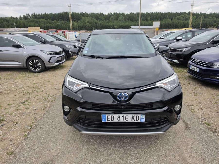 Black Toyota RAV4 2016 in Vilnius, with an engine capacity of 2.49 L and mileage of 173 thousand km for 15300 €, photo 3 on AUTOMOTO.COM.LV