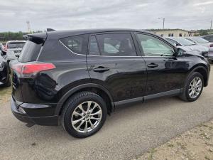 Black Toyota RAV4 2016 in Vilnius, with an engine capacity of 2.49 L and mileage of 173 thousand km for 15300 €, photo 4 on AUTOMOTO.COM.LV