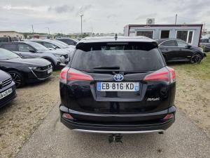 Black Toyota RAV4 2016 in Vilnius, with an engine capacity of 2.49 L and mileage of 173 thousand km for 15300 €, photo 5 on AUTOMOTO.COM.LV