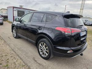 Black Toyota RAV4 2016 in Vilnius, with an engine capacity of 2.49 L and mileage of 173 thousand km for 15300 €, photo 6 on AUTOMOTO.COM.LV