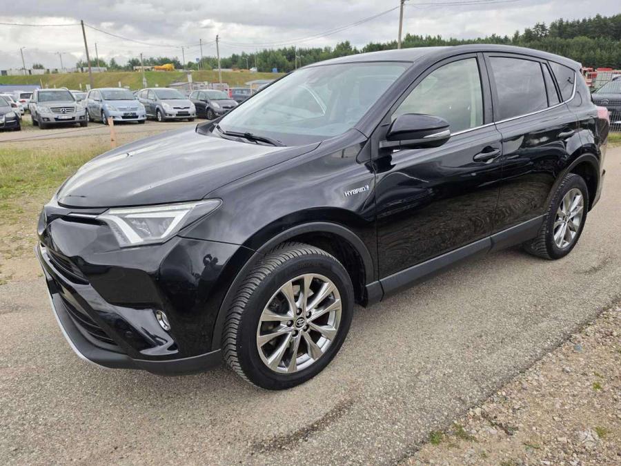 Black Toyota RAV4 2016 in Vilnius, with an engine capacity of 2.49 L and mileage of 173 thousand km for 15300 €, photo 7 on AUTOMOTO.COM.LV