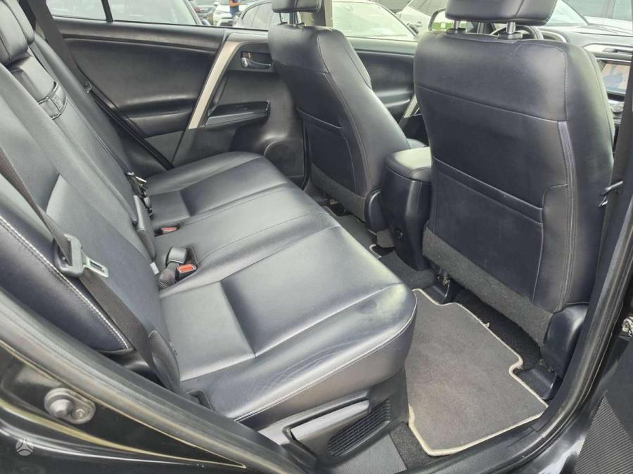 Black Toyota RAV4 2016 in Vilnius, with an engine capacity of 2.49 L and mileage of 173 thousand km for 15300 €, photo 10 on AUTOMOTO.COM.LV