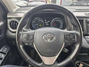 Black Toyota RAV4 2016 in Vilnius, with an engine capacity of 2.49 L and mileage of 173 thousand km for 15300 €, photo 12 on AUTOMOTO.COM.LV