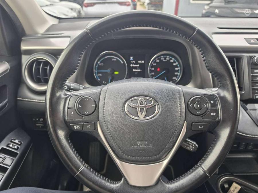 Black Toyota RAV4 2016 in Vilnius, with an engine capacity of 2.49 L and mileage of 173 thousand km for 15300 €, photo 12 on AUTOMOTO.COM.LV