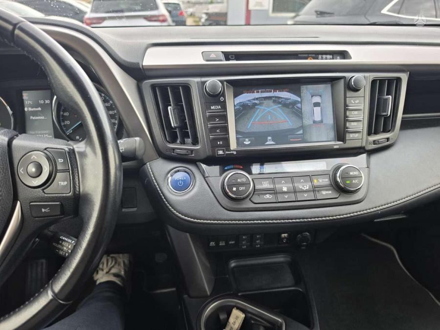 Black Toyota RAV4 2016 in Vilnius, with an engine capacity of 2.49 L and mileage of 173 thousand km for 15300 €, photo 13 on AUTOMOTO.COM.LV