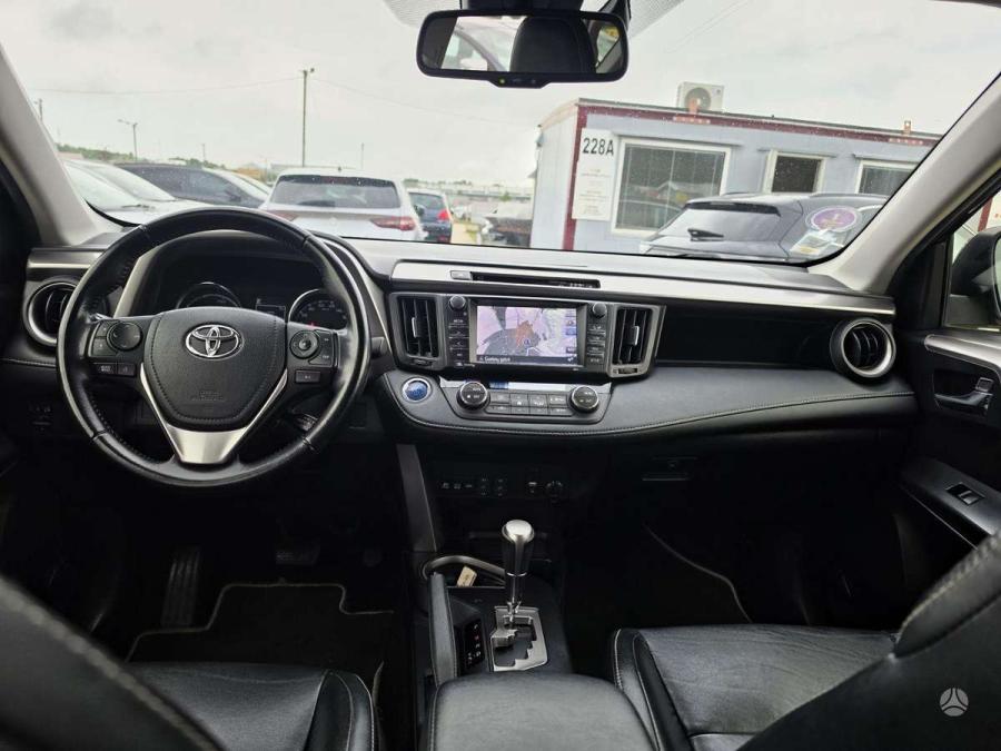 Black Toyota RAV4 2016 in Vilnius, with an engine capacity of 2.49 L and mileage of 173 thousand km for 15300 €, photo 14 on AUTOMOTO.COM.LV