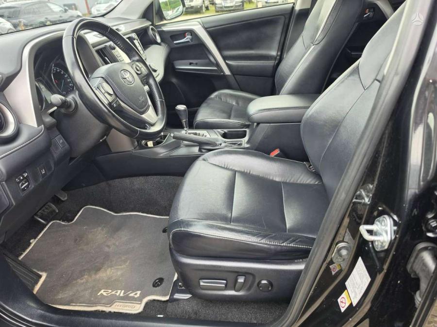 Black Toyota RAV4 2016 in Vilnius, with an engine capacity of 2.49 L and mileage of 173 thousand km for 15300 €, photo 15 on AUTOMOTO.COM.LV