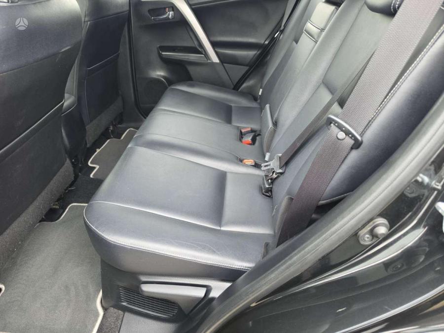 Black Toyota RAV4 2016 in Vilnius, with an engine capacity of 2.49 L and mileage of 173 thousand km for 15300 €, photo 16 on AUTOMOTO.COM.LV